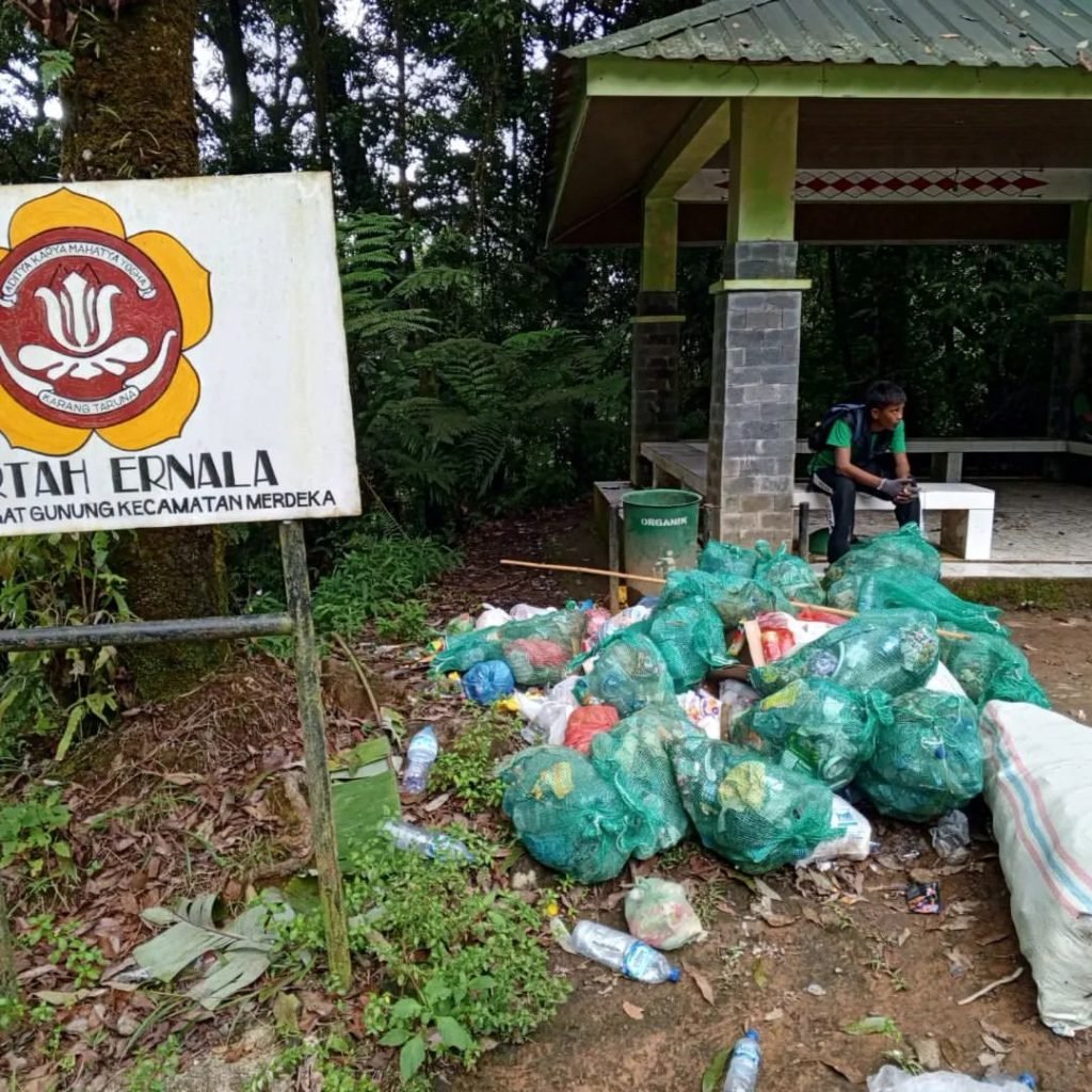 SISPALA SMK Negeri 1 Merdeka Angkut Tumpukan Sampah di Gunung Sibayak ...